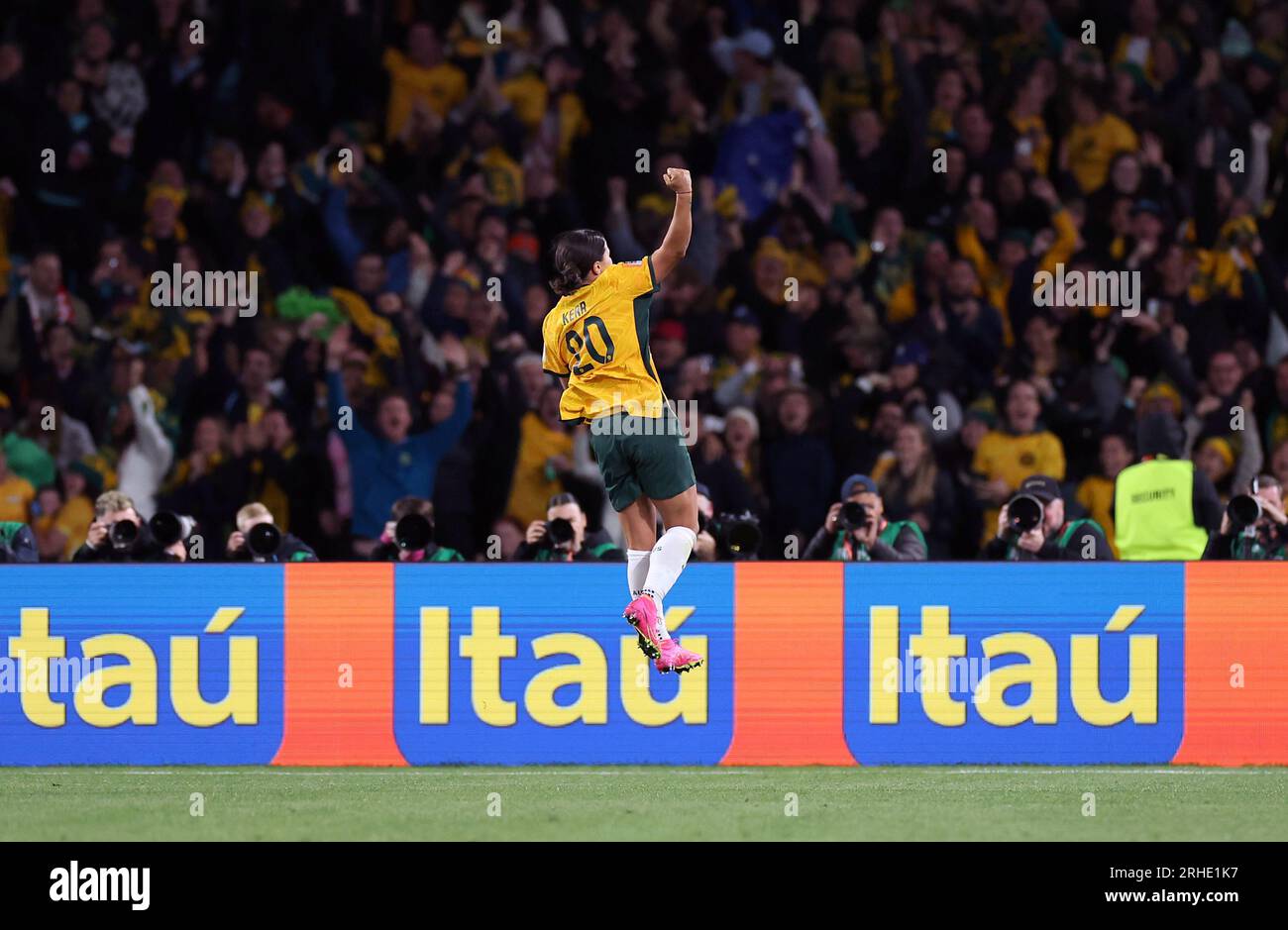 Sam kerr australia celebrates hi-res stock photography and images - Alamy