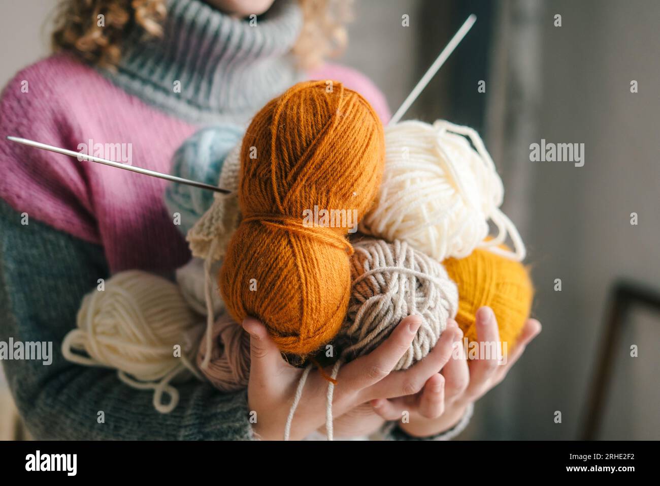 Hand holding cotton wool ball hi-res stock photography and images - Alamy