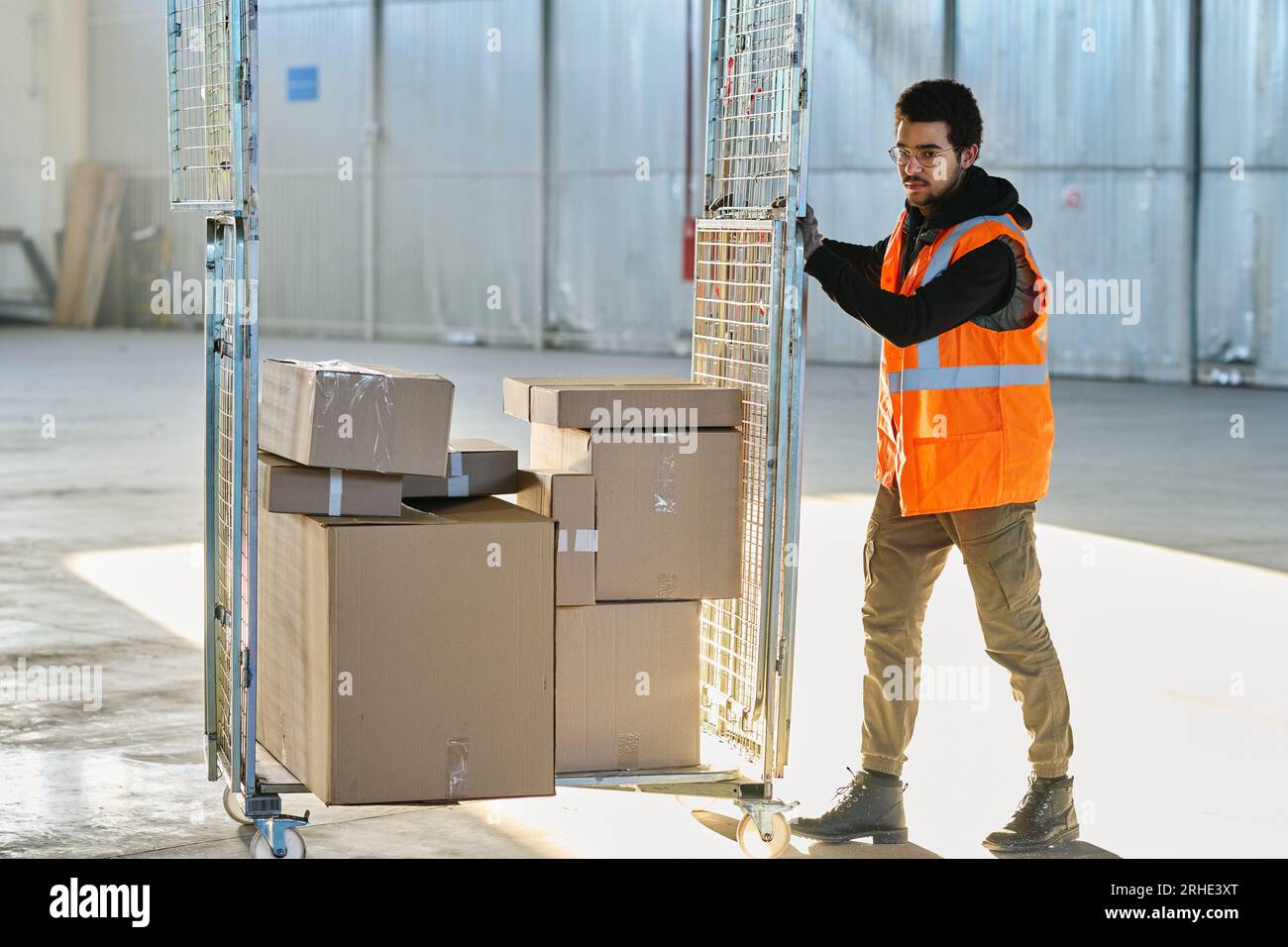 Worker push cart warehouse hi-res stock photography and images - Alamy
