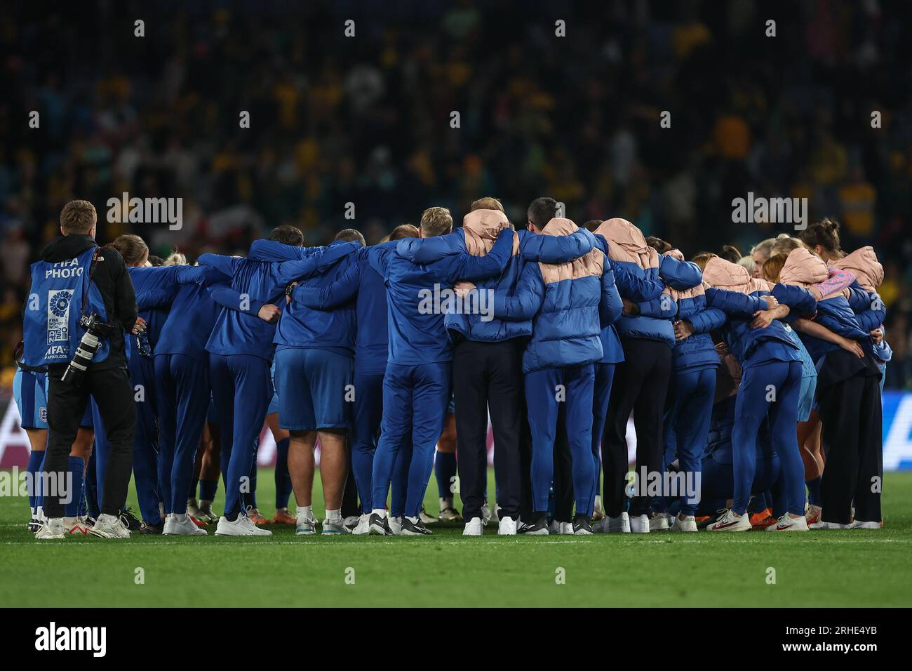 England team huddle hi-res stock photography and images - Alamy