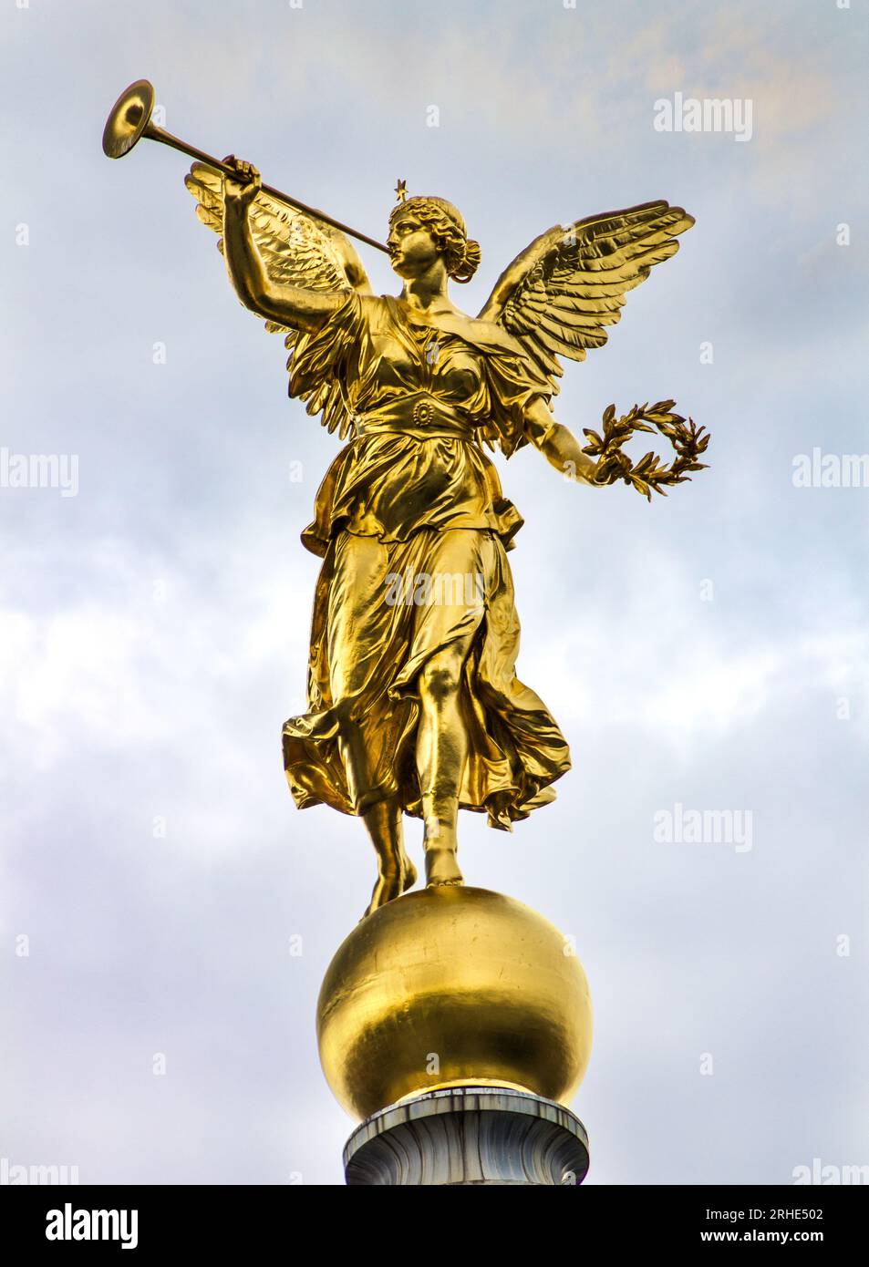 Golden angel statue hi-res stock photography and images - Alamy