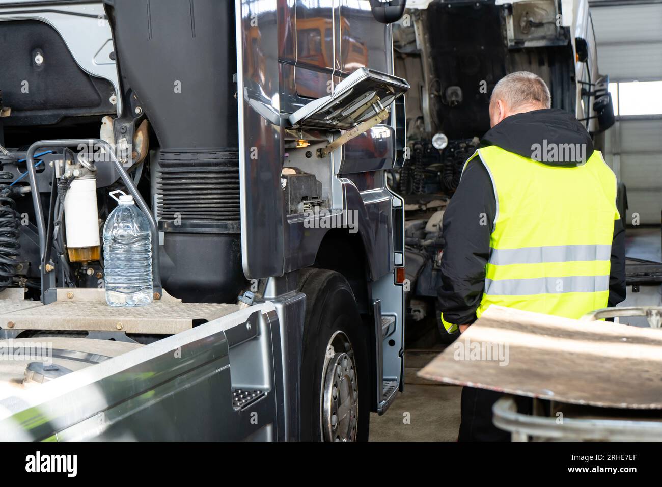 Semi truck engine hi-res stock photography and images - Alamy