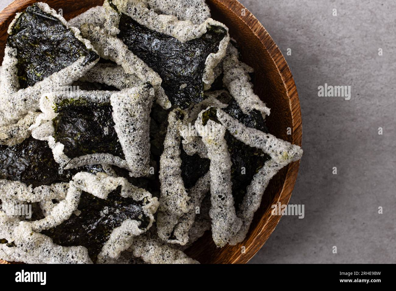 Seaweed snack fried with glutinous rice Stock Photo - Alamy