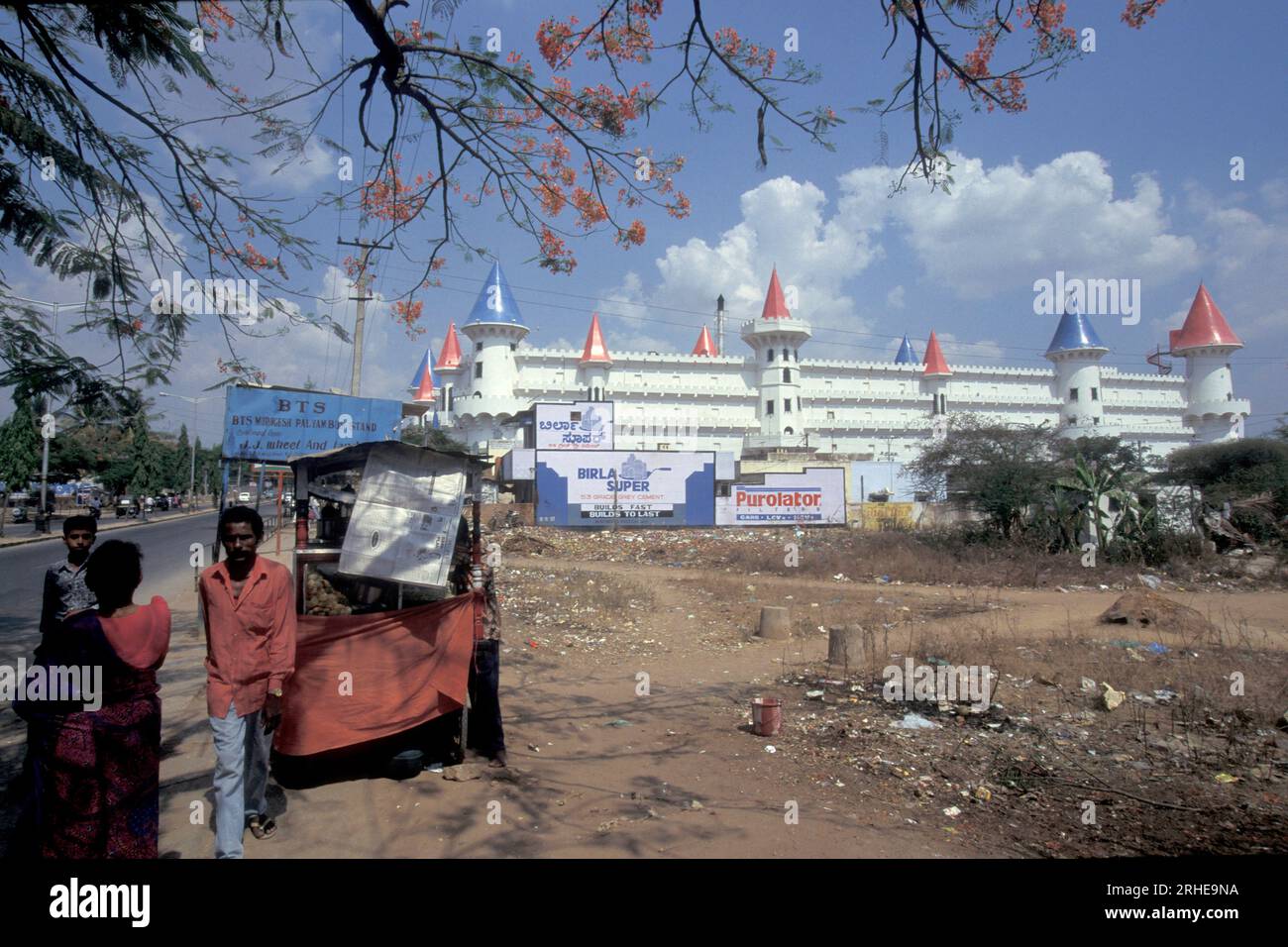 People in front of the modern Shopping Mall Kemp Fort for Saree and ...