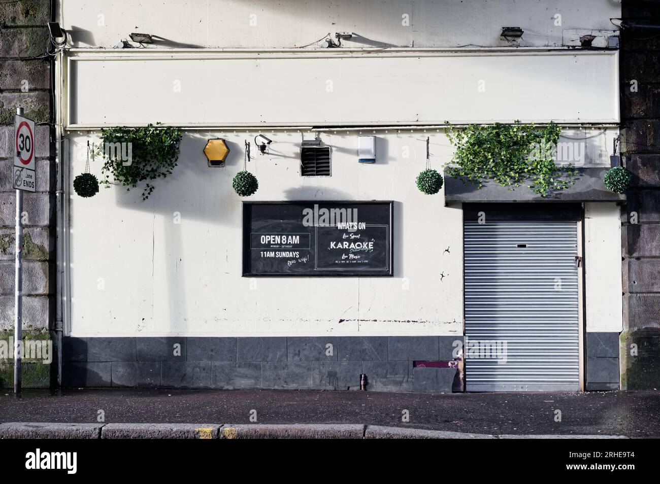 Closed bar sign glasgow hi-res stock photography and images - Alamy