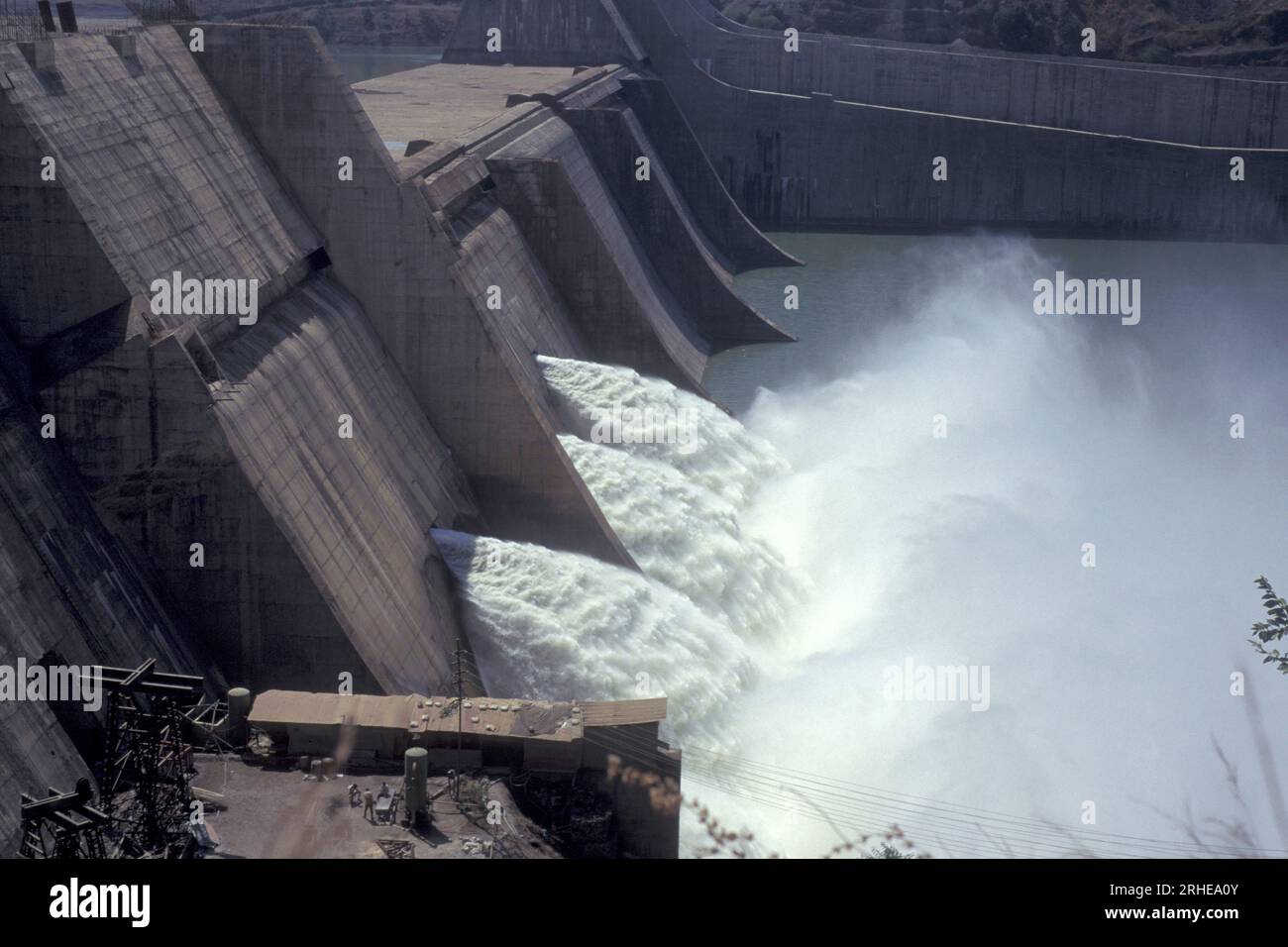 The Construction site of the Sardar Sarovar Dam at the Narmada River ...