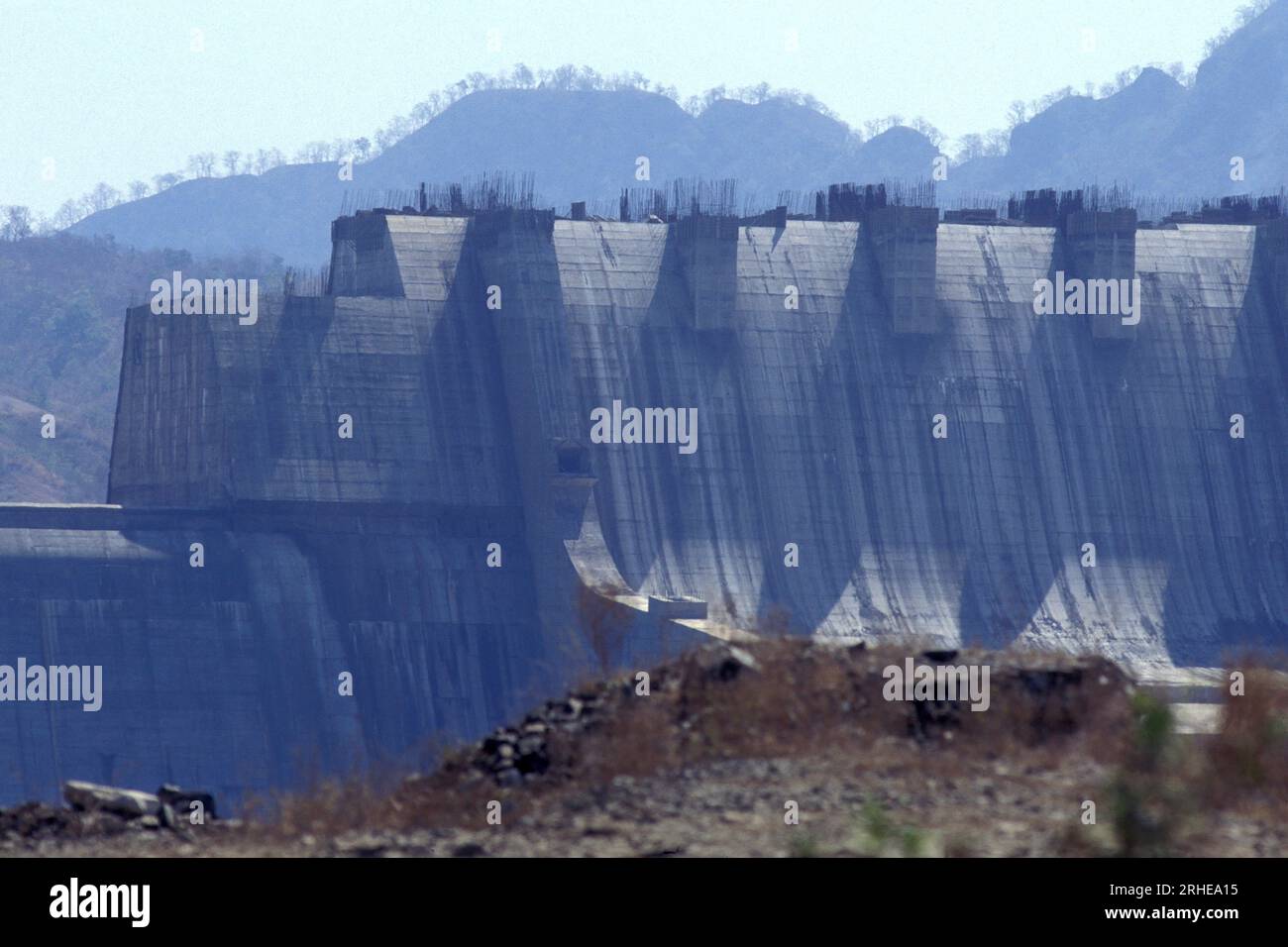 The Construction site of the Sardar Sarovar Dam at the Narmada River ...