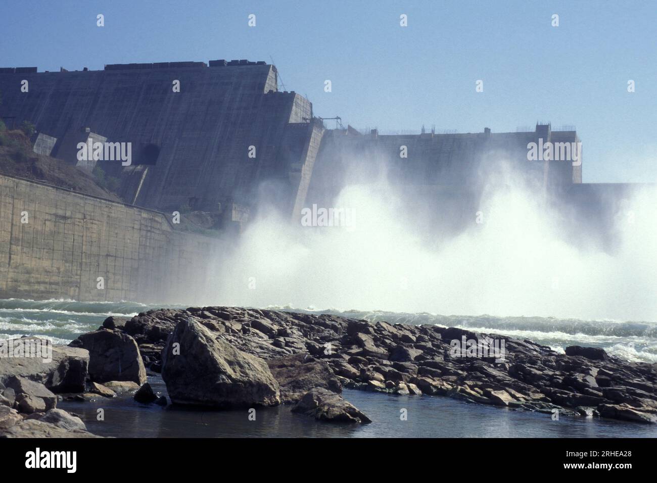 The Construction site of the Sardar Sarovar Dam at the Narmada River ...