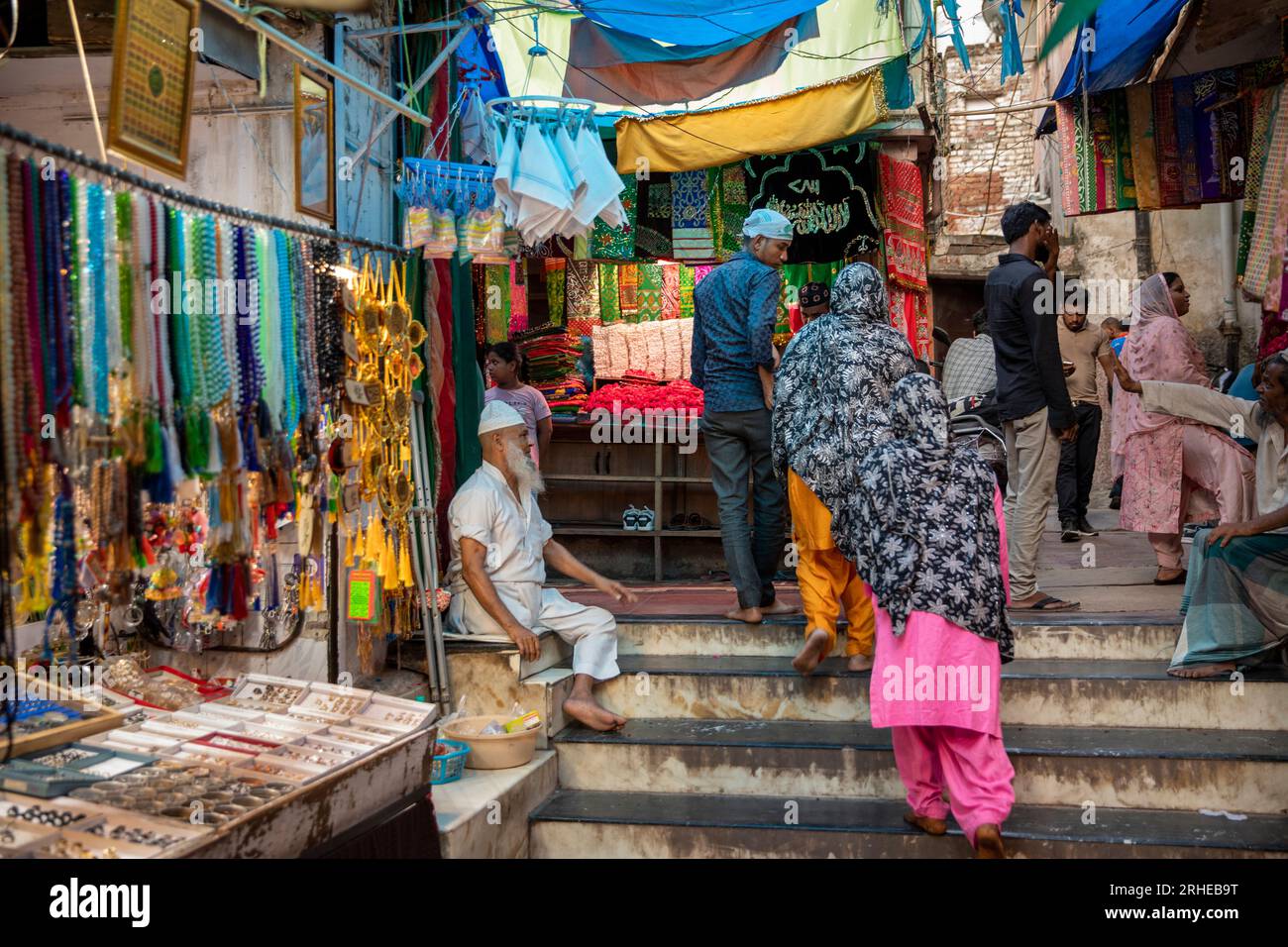 India, Delhi, Nizamuddin West, stalls on road to Dargah Nizamuddin ...