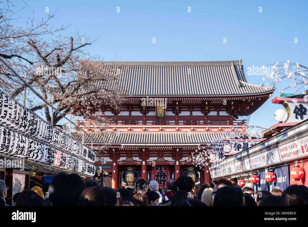 Entrance gate to Sensō-ji, Asakusa, Tokyo, Japan, with crowds of ...