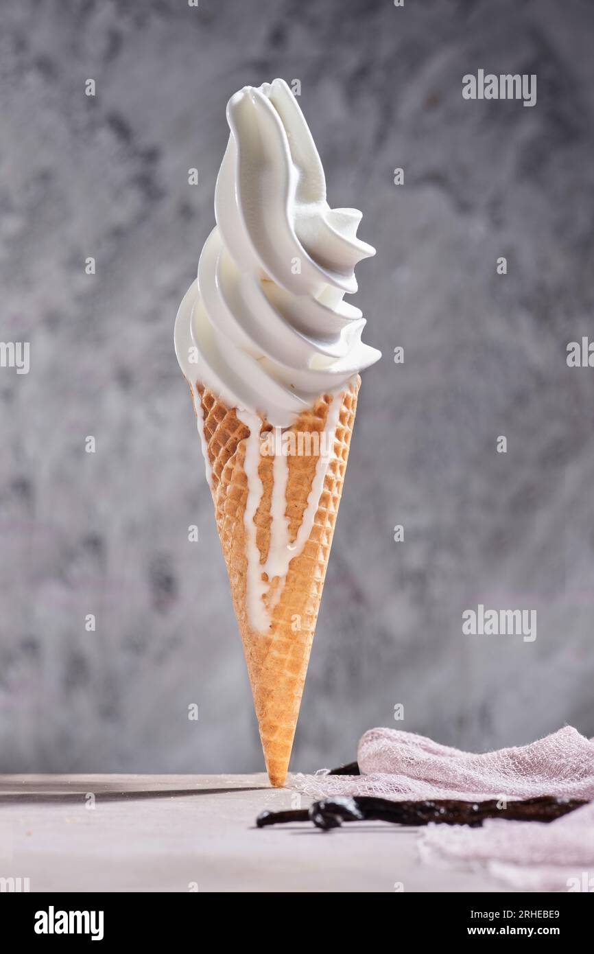 Picture cone chocolate white hi-res stock photography and images - Alamy