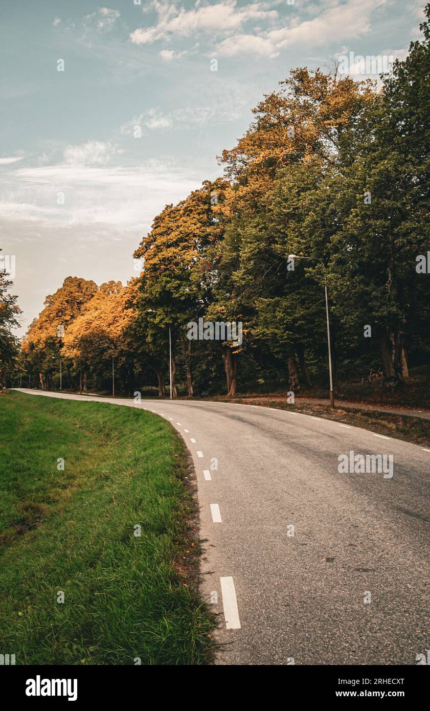 Empty road against countryside hi-res stock photography and images - Alamy