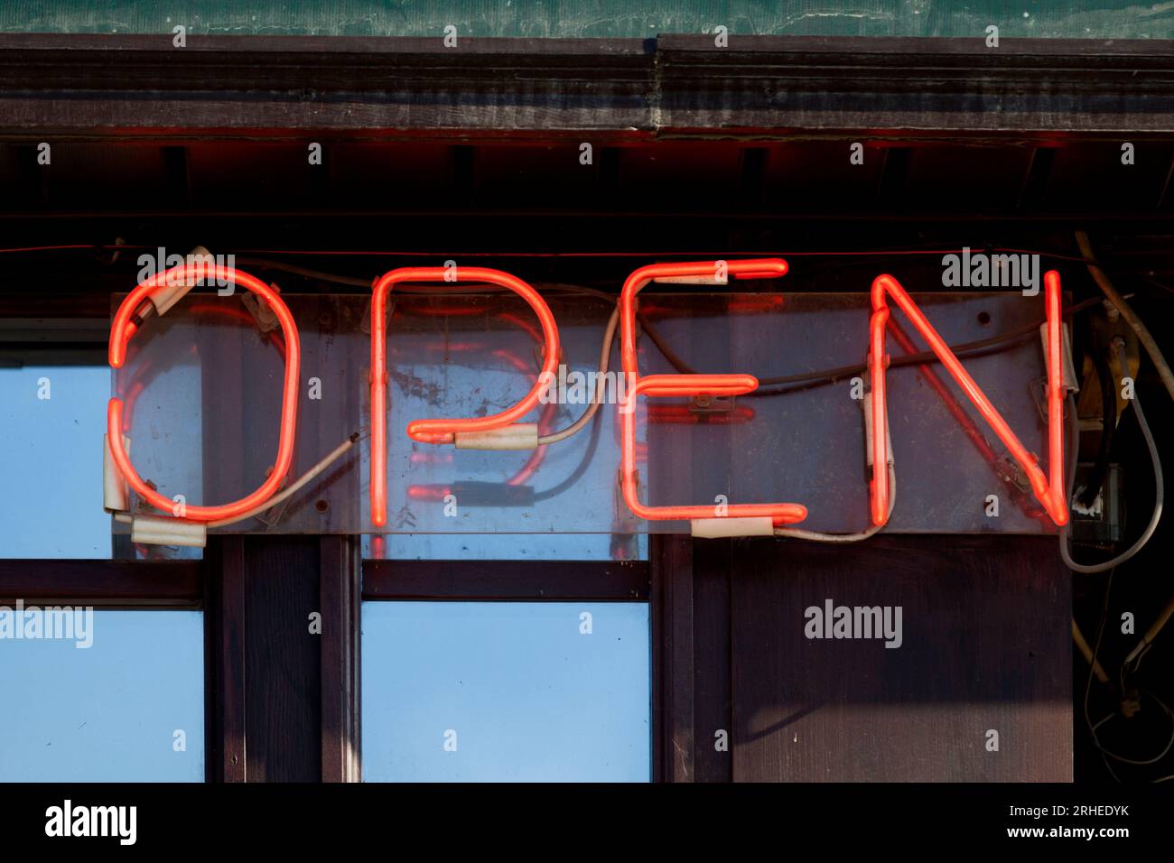 Neon pub open sign hi-res stock photography and images - Alamy