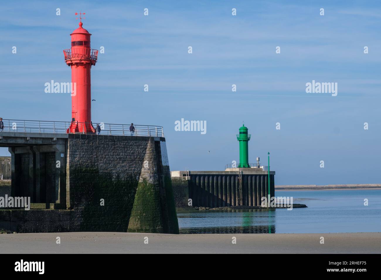 Boulogne-sur-Mer, FR - 11 September 2022: Red and green lighthouses ...