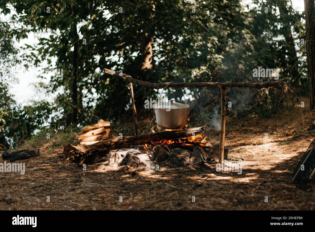 Illustration camp fire cooking pot hi-res stock photography and images ...