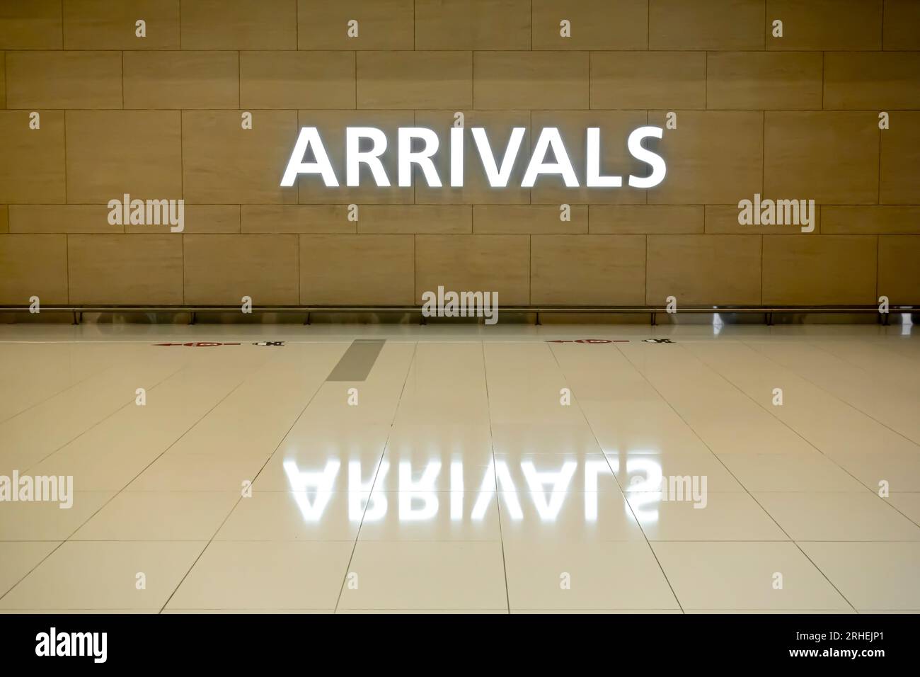 Airport arrivals sign hi-res stock photography and images - Alamy