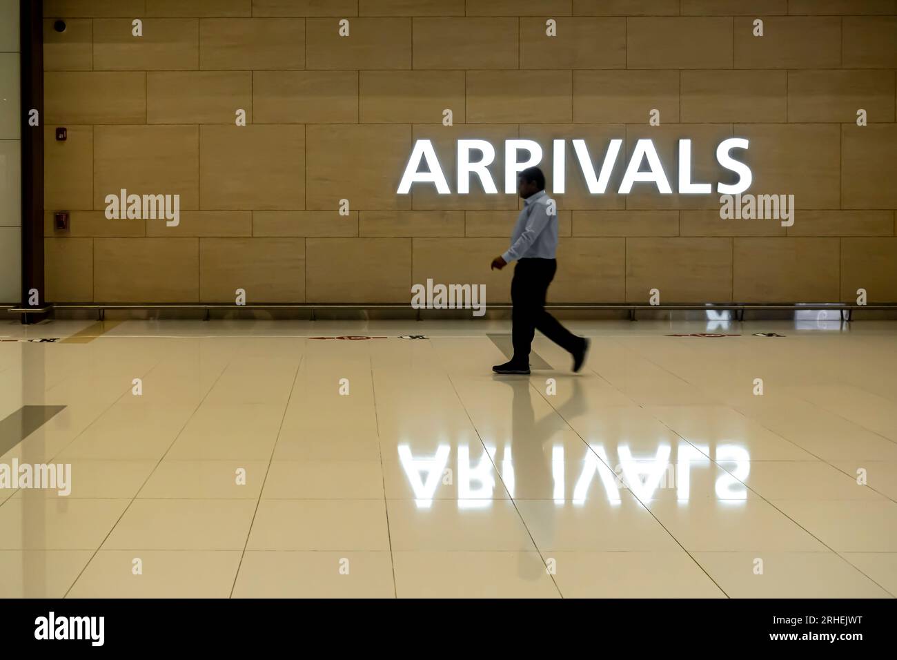 Airport arrivals sign hi-res stock photography and images - Alamy