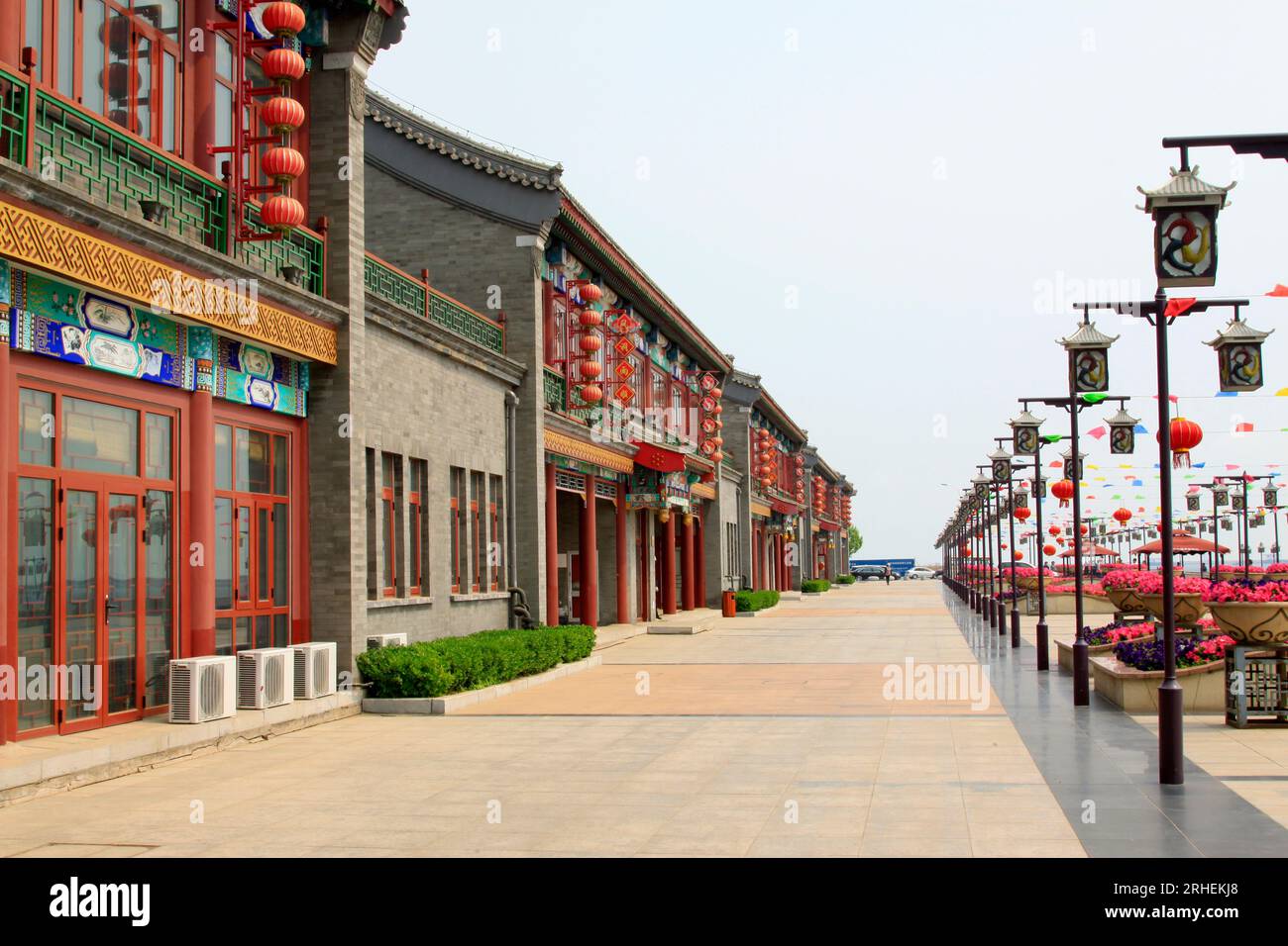Chinese style commercial buildings hi-res stock photography and images ...