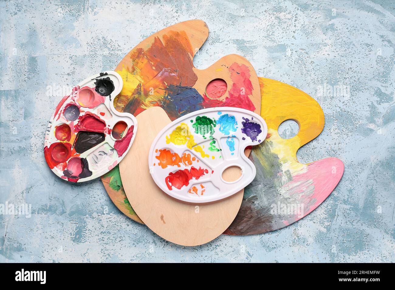 Artists palettes hi-res stock photography and images - Alamy