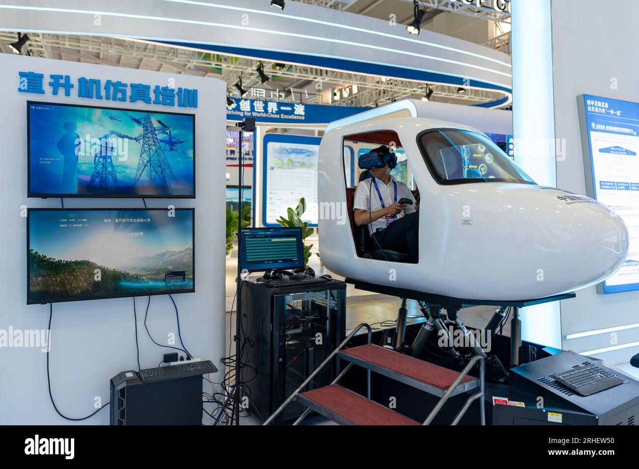 Helicopter simulator training hi-res stock photography and images - Alamy
