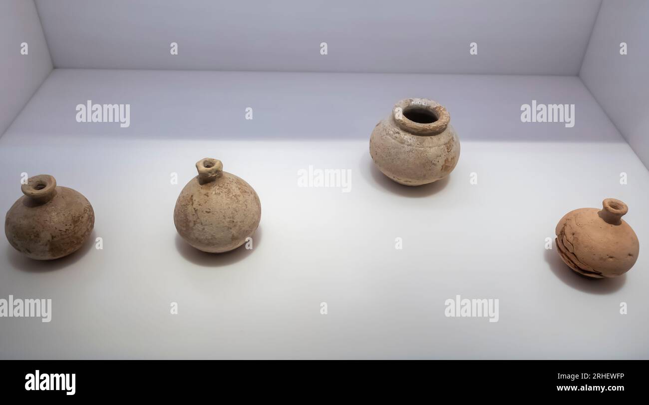 Vases. Pottery. Buri cemetery Late Dilmun. 600- 400 B.C Stock Photo - Alamy