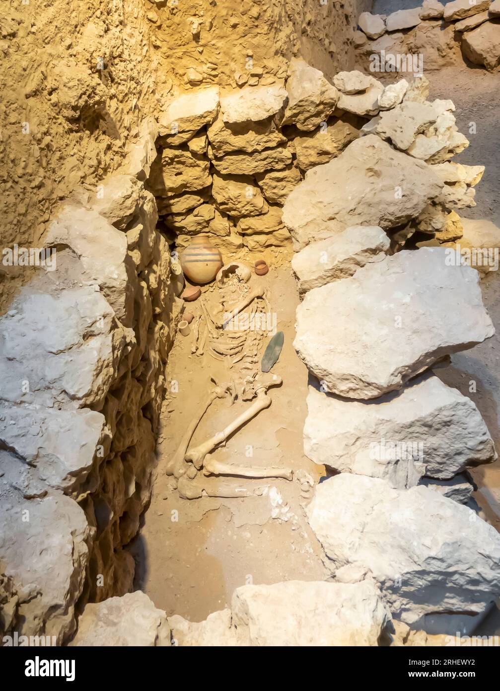 Late type burial mound - main burial chamt Dilmun, epresentative of ...