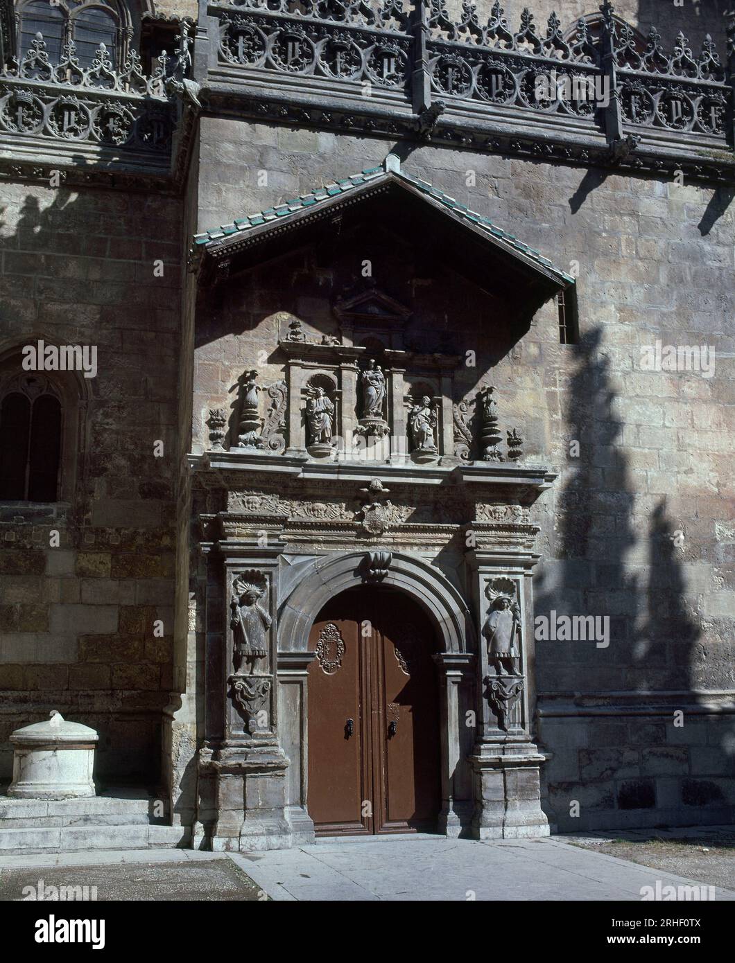 PORTADA DE LA CAPILLA REAL DE GRANADA DE LA CALLE OFICIOS - 1526 ...