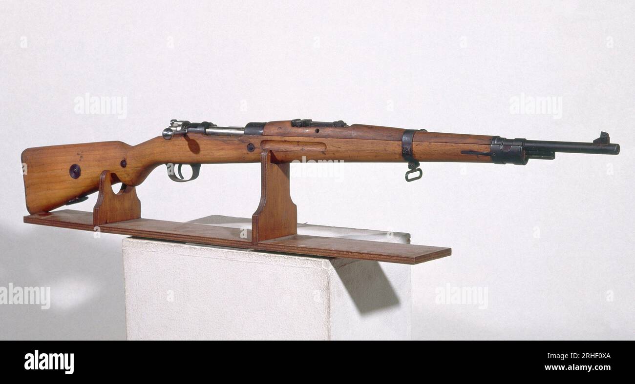 MOSQUETON MAUSER CHECO DE 7'92 mm. Location: ALCAZAR / MUSEO DEL ...