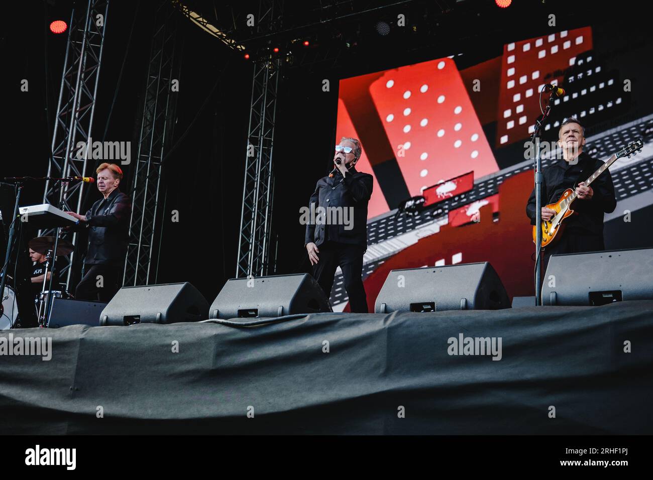 Devo on stage hi-res stock photography and images - Alamy