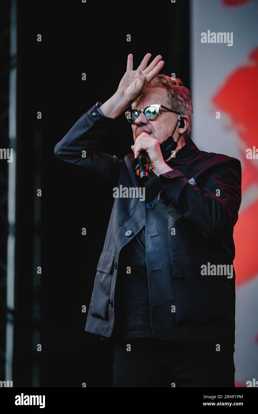Devo on stage hi-res stock photography and images - Alamy