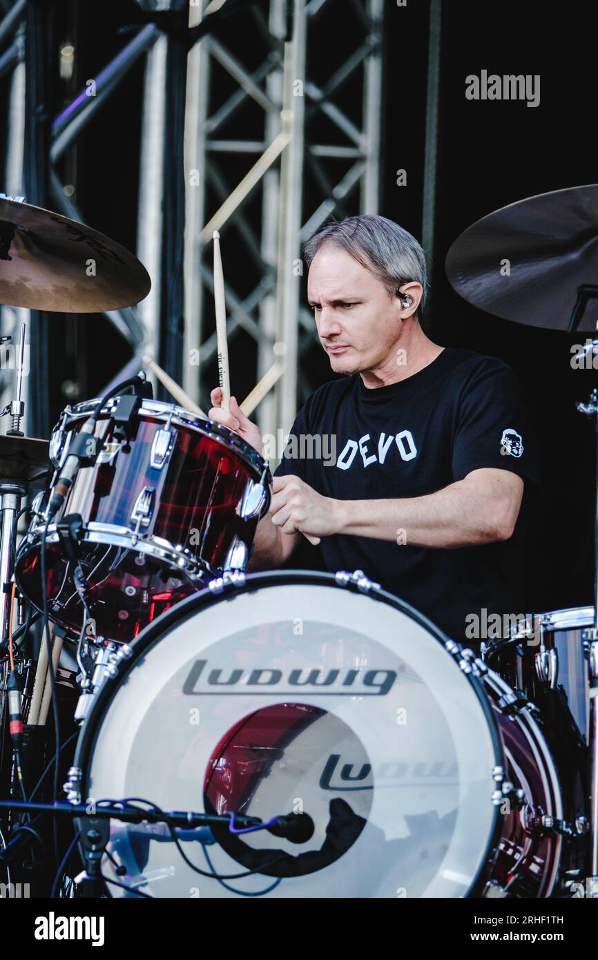 Devo on stage hi-res stock photography and images - Alamy