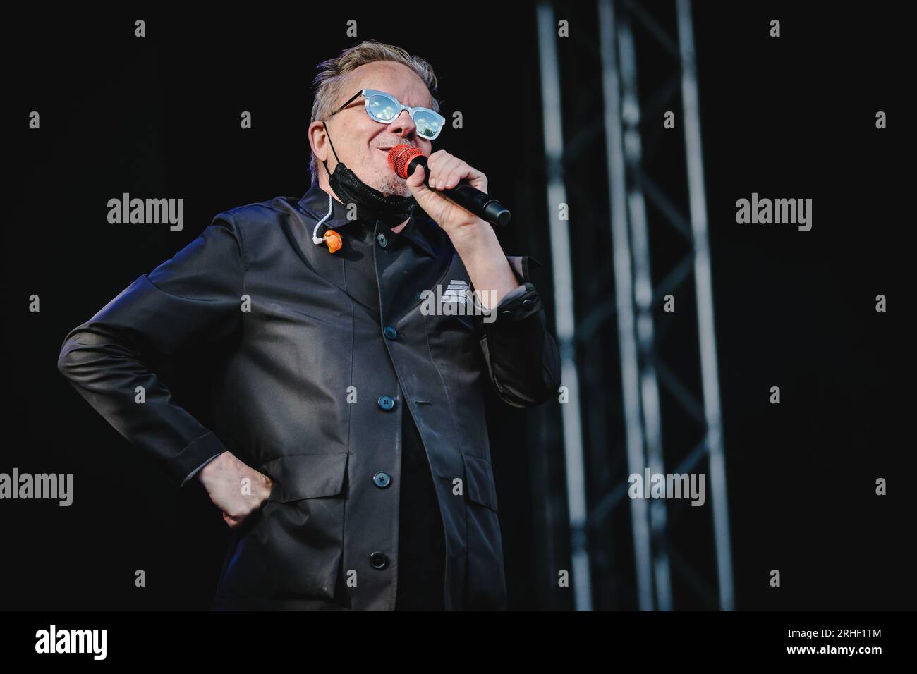 Devo on stage hi-res stock photography and images - Alamy