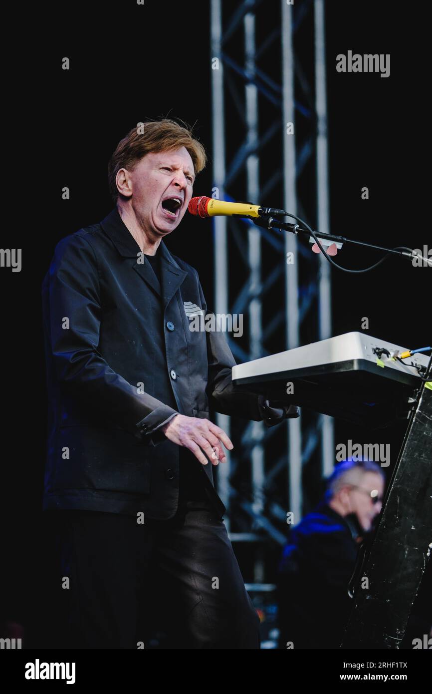 Devo on stage hi-res stock photography and images - Alamy