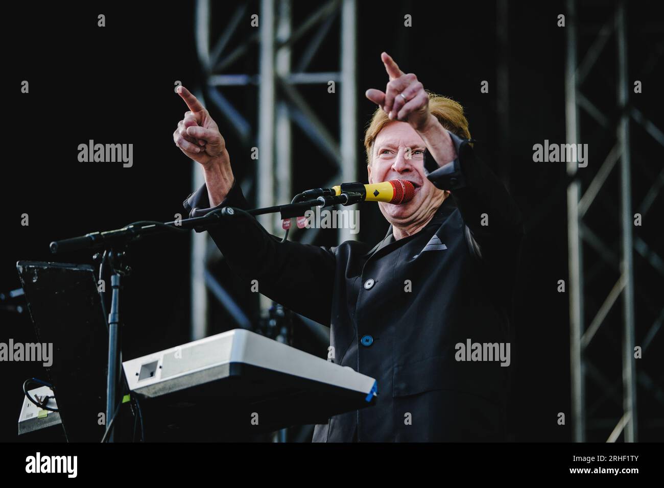 Devo on stage hi-res stock photography and images - Alamy