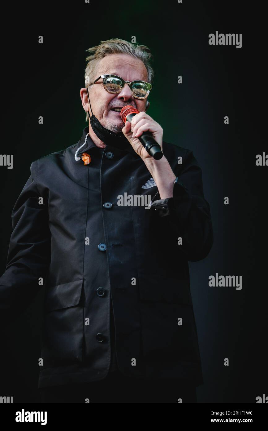 Devo on stage hi-res stock photography and images - Alamy