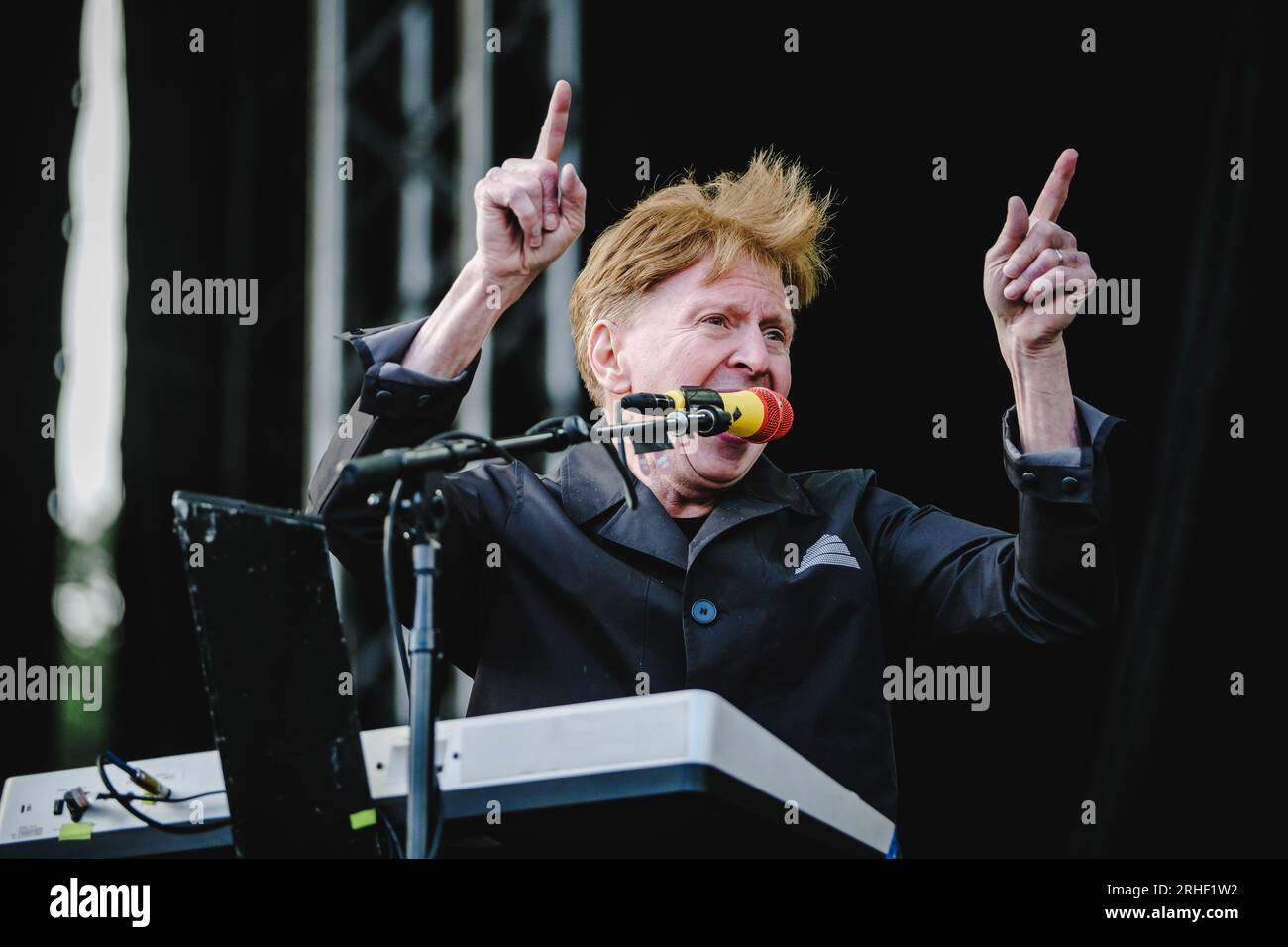 Devo on stage hi-res stock photography and images - Alamy