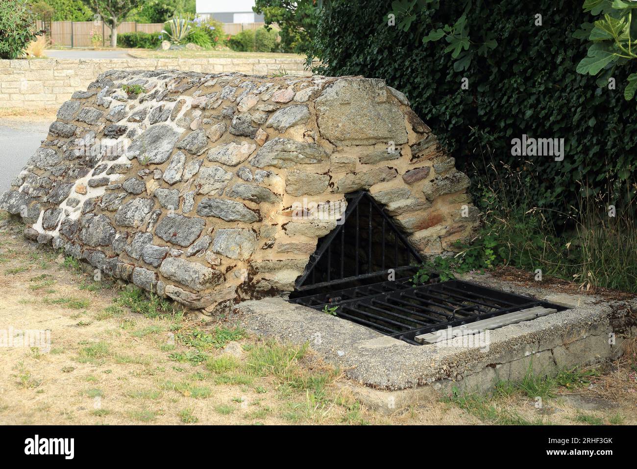 Roadside well at Benance, Sarzeau, Morbihan, Brittany, France Stock ...