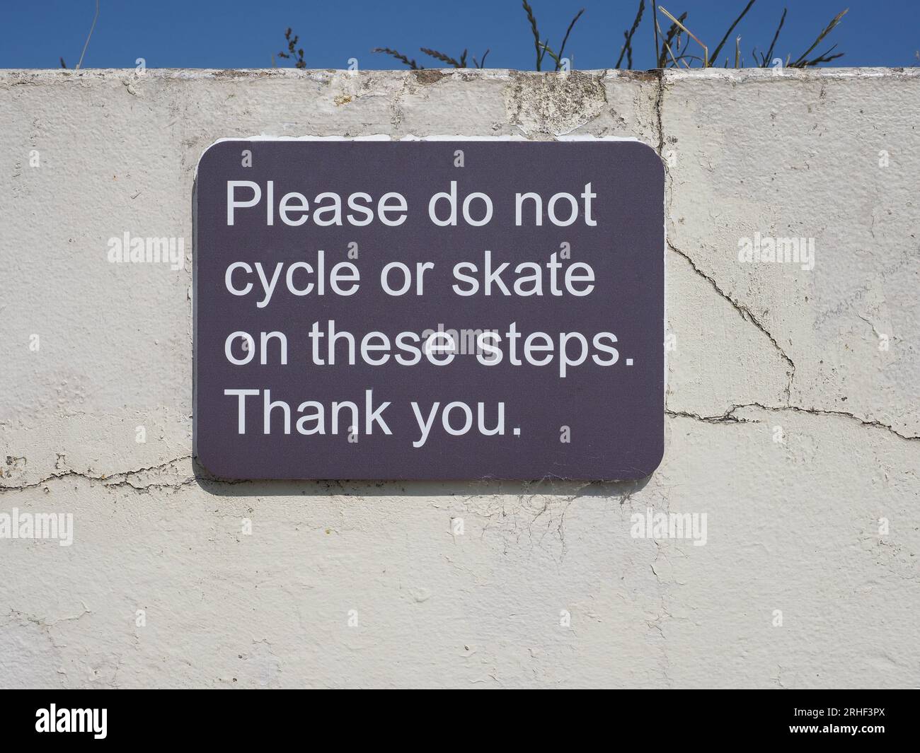 please do not cycle or skate on this terrace sign Stock Photo - Alamy