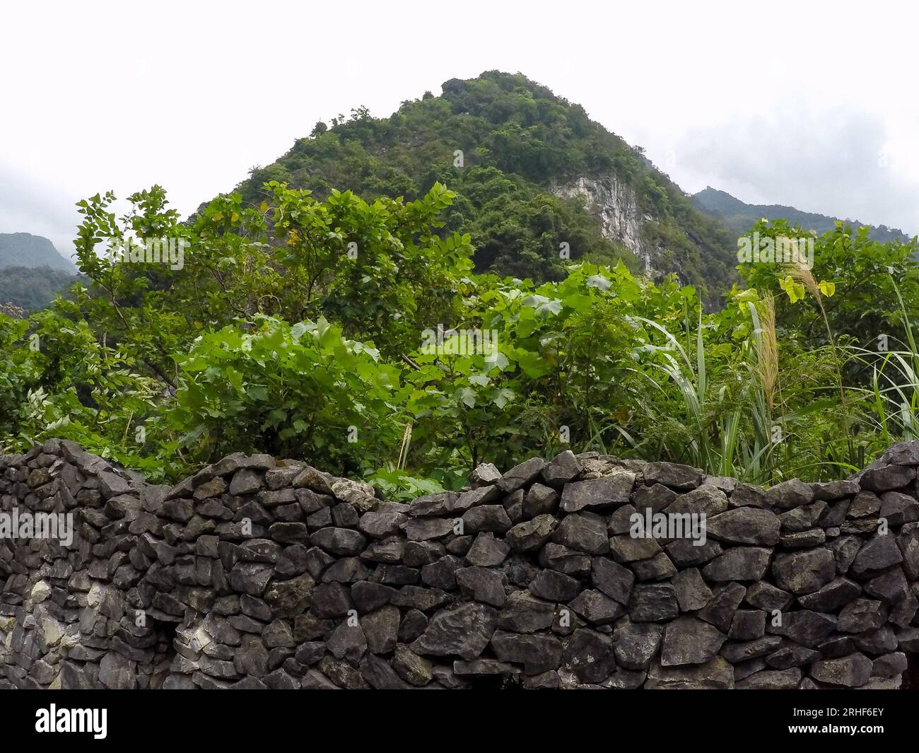 Stone wall with high mountain with beautiful view of Taroko Gorge ...