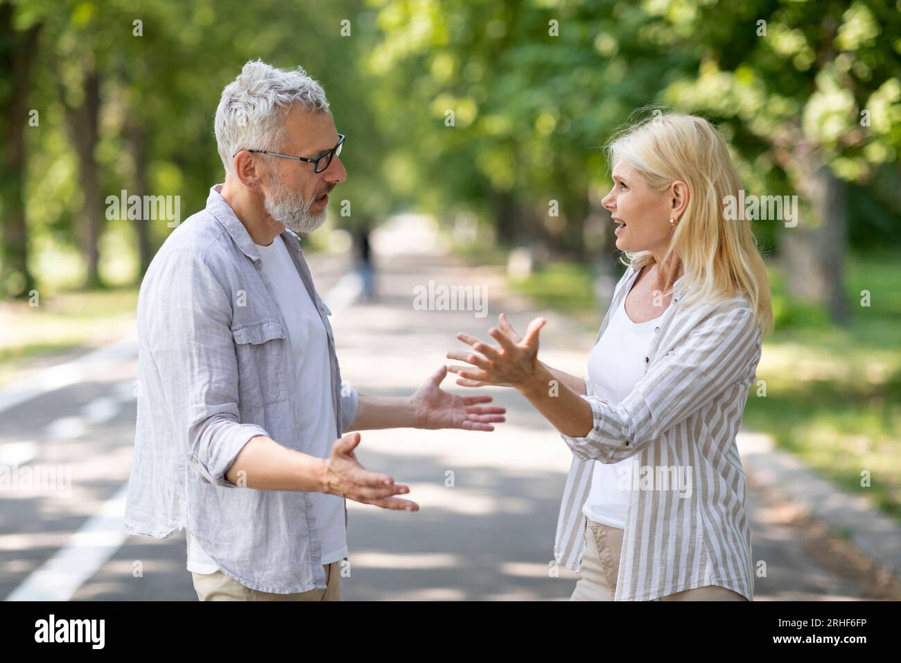 Old couple outside argument hi-res stock photography and images - Alamy