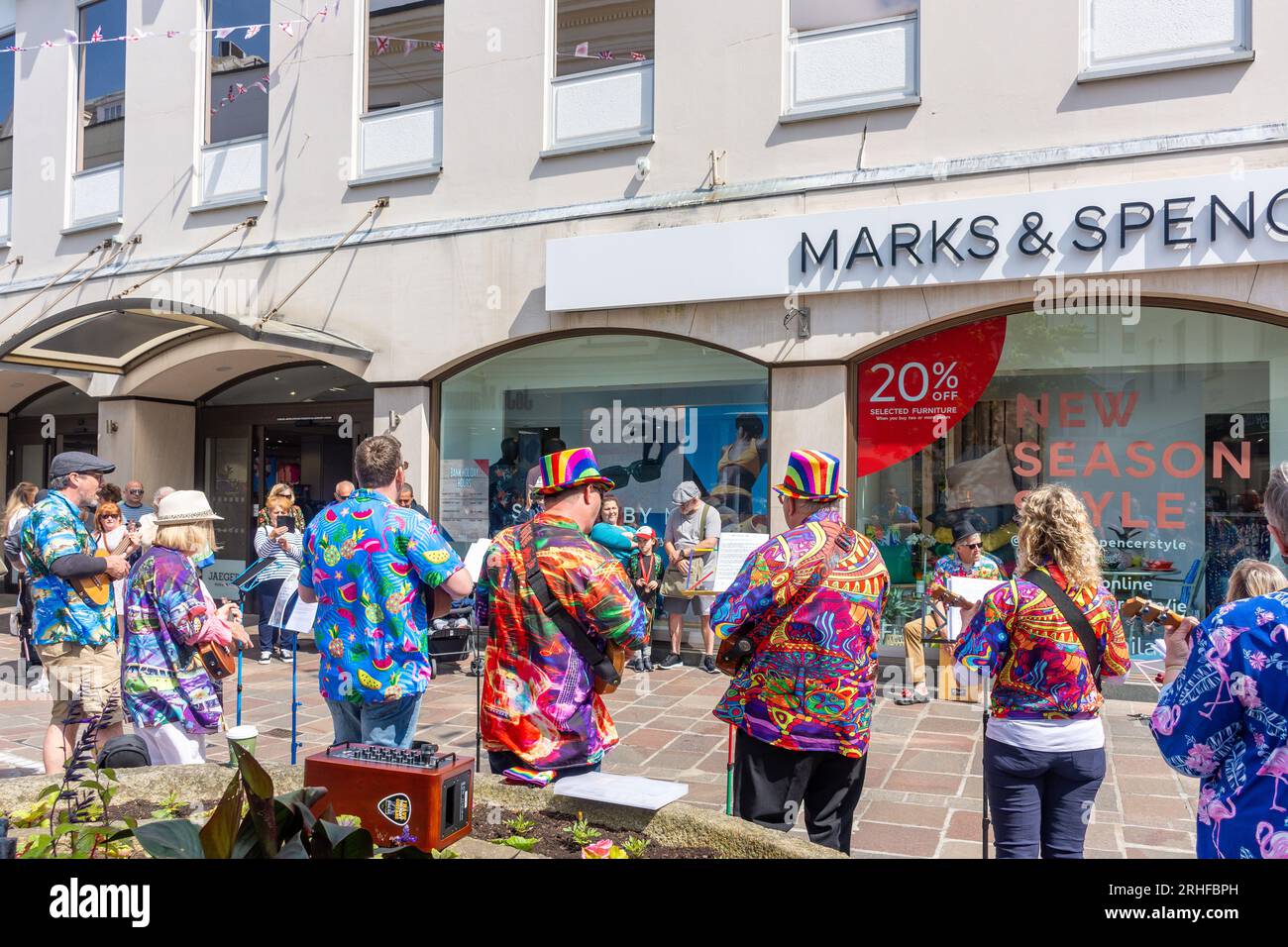 Entertaining street crowd hi-res stock photography and images - Alamy