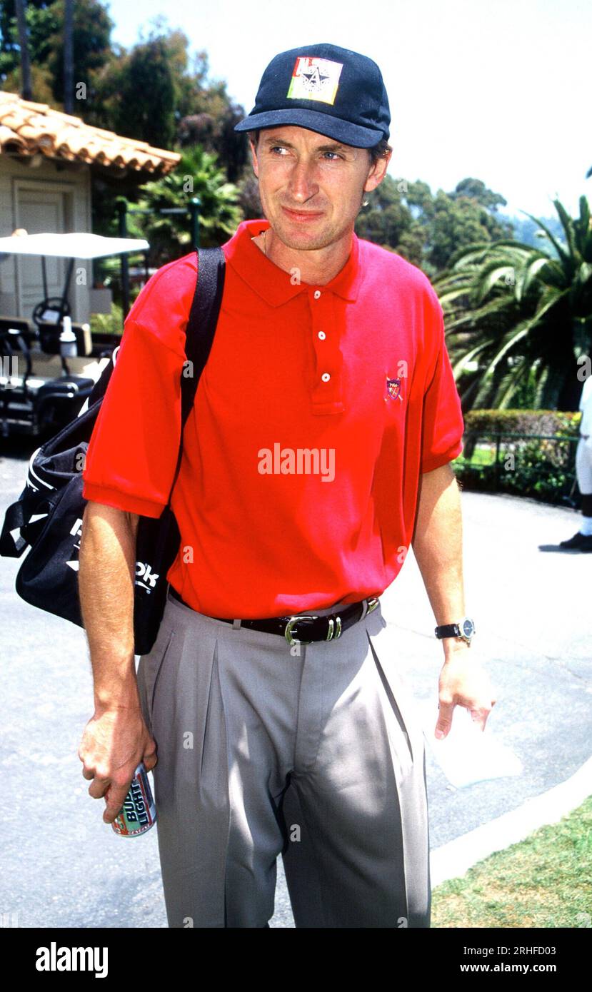 Wayne Gretzky ready to play golf at Wilshire Country Club, 1980s. ph ...