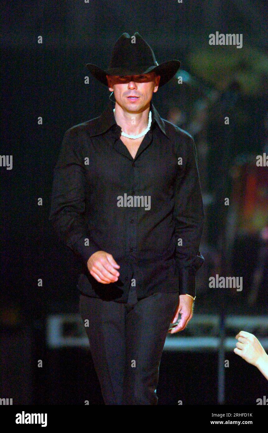 Kenny Chesney Performing On The Academy Of Country Music's 40th ...