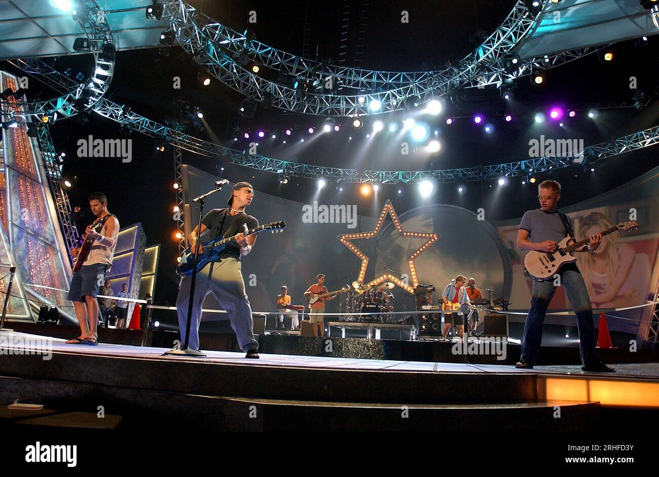 Kenny Chesney at the ACM Awards, 2003. ph: Ron Wolfson / Everett ...