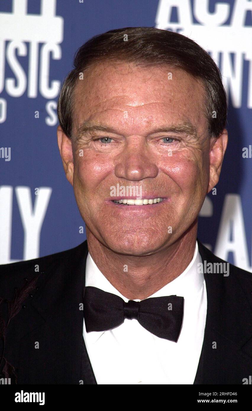 Glen Campbell at the ACM Awards, 2001. ph: Ron Wolfson / Everett ...