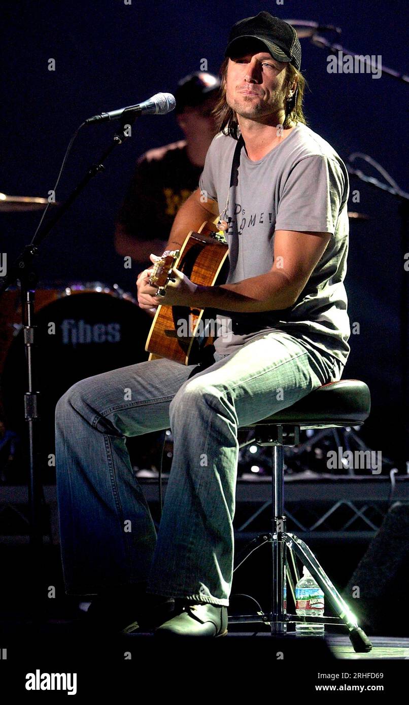 Keith Urban rehearsing at the ACM Awards, 2004. ph: Ron Wolfson ...