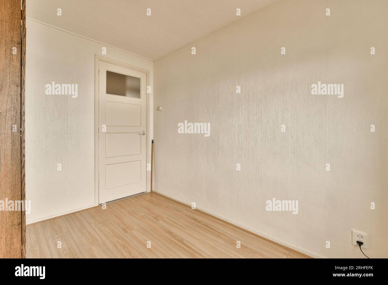 an empty room with wood flooring and white wallpaper on the walls there ...