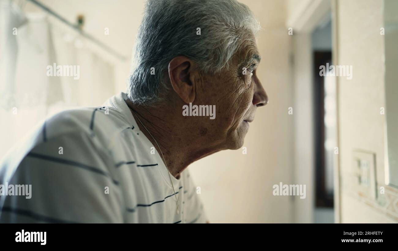 Man staring at reflection in mirror hi-res stock photography and images ...