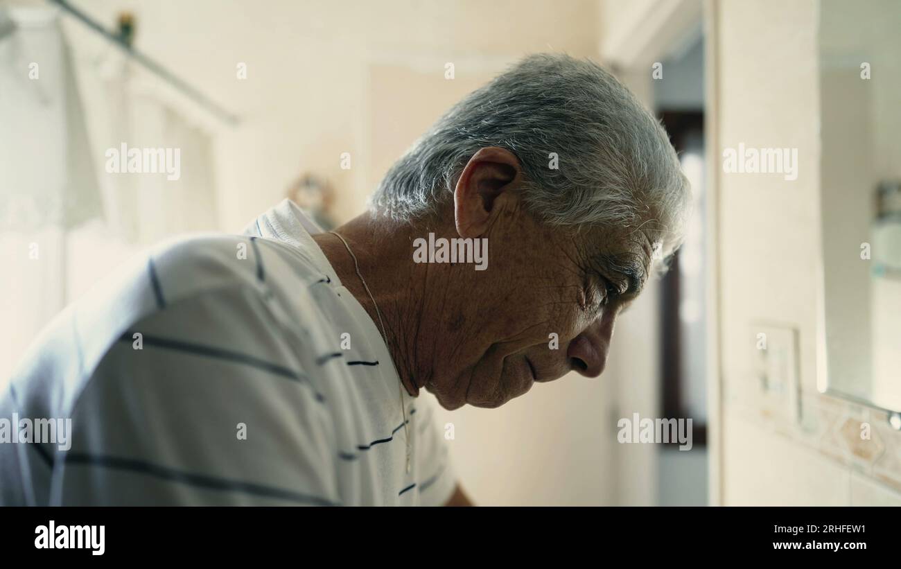 Man staring at reflection in mirror hi-res stock photography and images ...