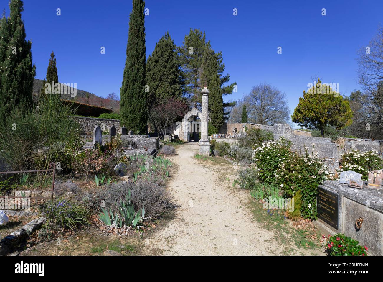 Hilltop rural cemetery hi-res stock photography and images - Alamy